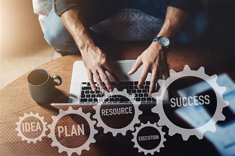 홀로그램 노트북 및 아이디어 웹 사이트 및 기어 텍스트가있는 온라인 프로젝트 계획에 대한 사람의 손 사무실에서 분석 네트워킹 및