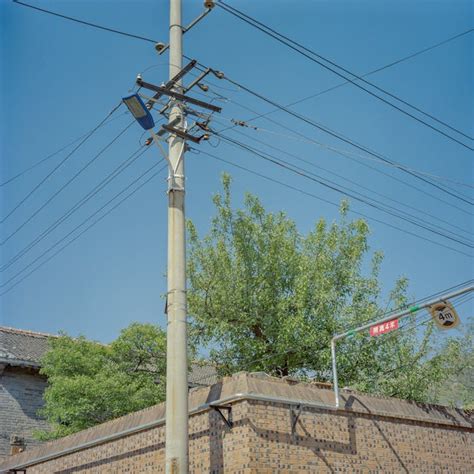 4 미터 가로등 간판 거리 장면 거리 풍경 건축 공공 서비스 인프라 나무 낮 녹지 높은 구조 도로 표지판 도시 도시 경관 도시 유틸리티 도시 환경