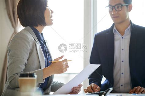 越南工商界人士在会议上谈论并达成普遍共识高清图片下载 正版图片505989572 摄图网