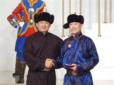 Жүжигчин О Тэмүүжин Алтан гадас одонгоор шагнагдлаа · Dorgio Mn