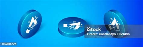 파란색 배경에 분리된 불 아이콘을 들고 있는 아이소메트릭 손 파란색 원 버튼입니다 벡터 3차원 형태에 대한 스톡 벡터 아트 및 기타 이미지 3차원 형태 가연성 개념