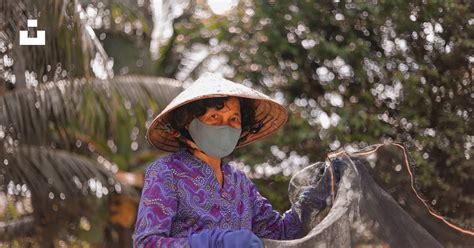 갈색 밀짚 모자를 쓴 보라색과 흰색 긴 소매 셔츠를 입은 여자 사진 Unsplash의 무료 여자 이미지