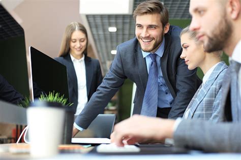 신생 기업 팀이 태블릿 및 Pc 컴퓨터에서 작업하는 현대의 밝은 사무실 인테리어 브레인 스토밍에서 회의에 남자 사업가에 대한