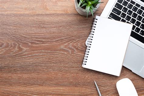 노트북 컴퓨터 펜과 용품이있는 빈 노트북이있는 목재 사무실 책상 테이블 복사 공간 플랫 레이가 있는 상단 뷰입니다 0명에 대한