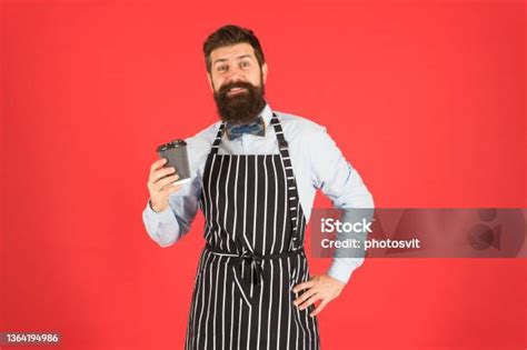 당신의 즐거움을 위해 봉사 바리스타 잘 생긴 노동자 성숙한 바리스타 레스토랑 직원 힙스터 전문 바리스타 앞치마 유니폼 웨이터