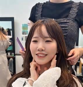 写真 【大変身】頬骨とエラが気になるという女性 カットで美しくイメチェンした姿が素敵！ 大人可愛い仕上がりに笑顔こぼれる Limo