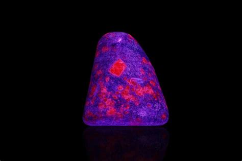 Premium Photo Macro Mineral Stone Ruby Under Ultraviolet Light On A
