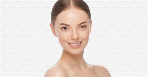 벌거벗은 어깨와 완벽한 깨끗한 피부로 서 있는 젊은 아름다운 여성의 초상화 하얀 배경에 고립 사진 Unsplash의 한 명의 여성만 이미지