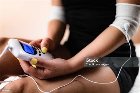 Tens 전극 중괄호 패드와 팔꿈치 물리 치료 경피 전기 신경 자극 Electrophoresis에 대한 스톡 사진 및 기타 이미지 Electrophoresis 건강