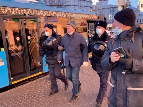 მოსკოვის საქალაქო სასამართლოსთან ალექსეი ნავალნის პროცესის პარალელურად პოლიციამ 20 ზე მეტი