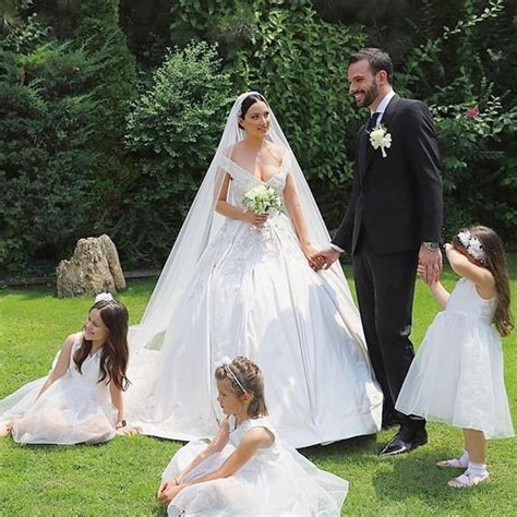 Лепа Брена позлати младоженците Вижте колко спечелиха от сватбата