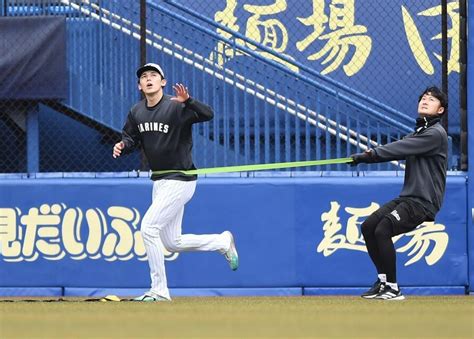 ロッテ 佐々木朗希がヒヤリ！？トレーニング中にフリー打撃の打球が 素手で捕りに行くそぶりも大事には至らず 野球 デイリースポーツ Online