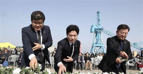 헌화하는 김대중 전남교육감