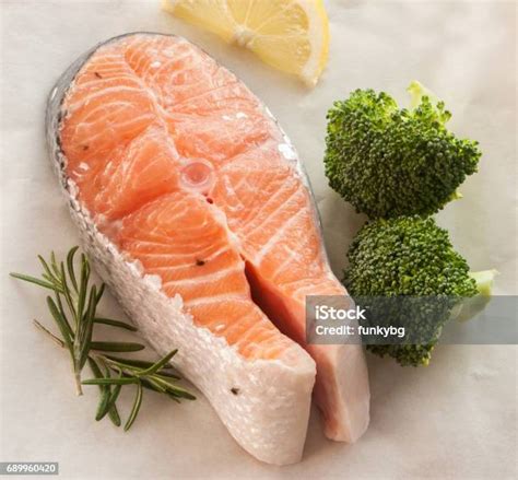 원시 연어입니다 허브와 레몬 흰색 배경에 고립 된 연어 빨간 생선 스테이크 고기에 대한 스톡 사진 및 기타 이미지 고기