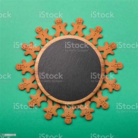 녹색 배경에 홈메이드 크리스마스 진저 브레드 쿠키로 만든 프레임 겨울에 대한 스톡 사진 및 기타 이미지 겨울 계절 공예 Istock