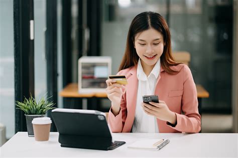 성공적인 아시아 여성 사업가는 현대 사무실 책상에서 태블릿과 노트북으로 금융을 분석하고 세금 보고서 회계 통계 및 분석 연구 개념을 분석한다 20 24세에 대한 스톡 사진