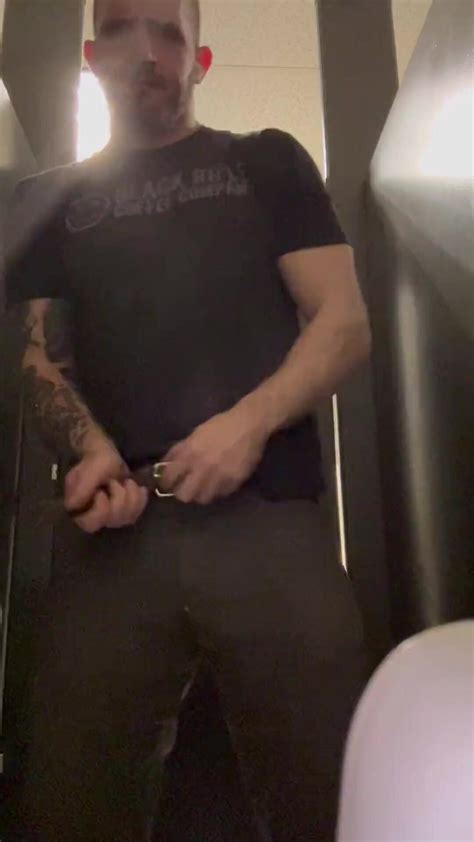 Hot Men Taking A Quick Piss Thisvid Com