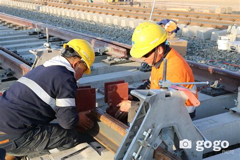 ФОТО Тавантолгой Гашуунсухайт чиглэлийн төмөр замын анхны суман шилжүүлгийг угсарлаа