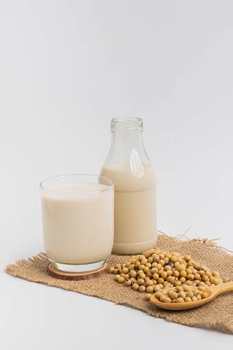 두유의 건강상의 이점 유리에 두유와 흰색 배경에 고립 된 콩 콩 0명에 대한 스톡 사진 및 기타 이미지 0명 가득 찬 건강관리와 의술 Istock