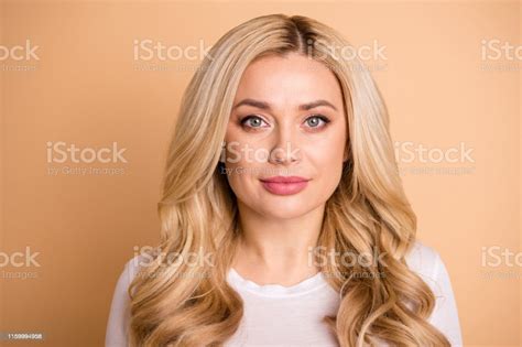 클로즈업 사진 놀라운 아름다운 그녀 그녀의 숙녀 완벽한 이상적인 외관 꽤 좋은 진심으로 미소 친절하게 쉬운 사람이 진심으로 캐주얼 흰색 티셔츠 고립 베이지 색 파스텔 배경을