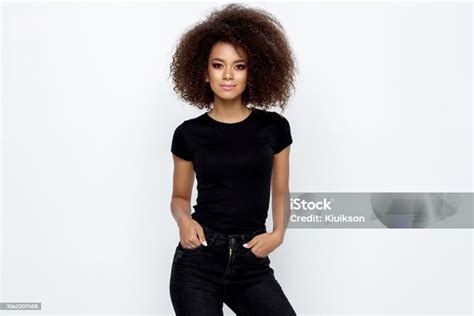 스튜디오 포즈 아프로 헤어스타일으로 아름 다운 젊은 아프리카계 미국인 여자 검은색에 대한 스톡 사진 및 기타 이미지 검은색 여자 패션모델 Istock