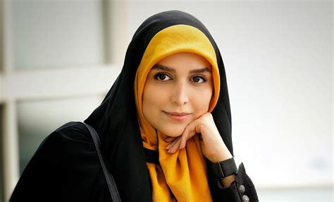 خانم مجری معروف همراه با دوستش در کوچه های قدیمی یزد