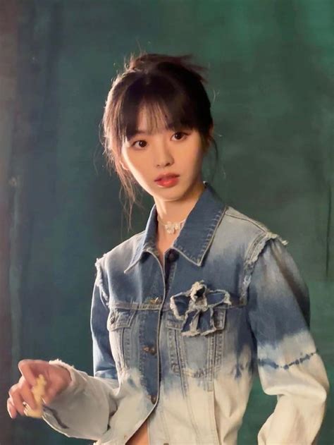 田曦薇女子推理社宣传片🈶，牛仔外套造型搭配小苍兰花簇项链