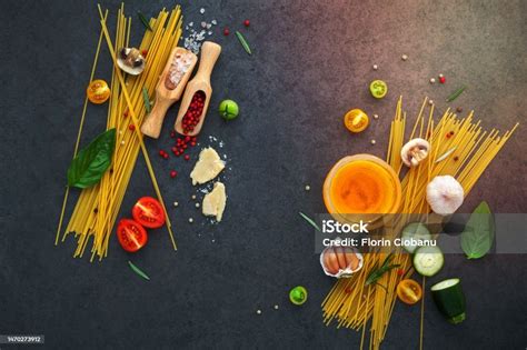 이탈리아 요리 개념입니다 재료 달콤한 바 질 토마토 어두운 배경 평면 배치 및 복사 공간에 마늘 후추의 열매 샴 피 뇽 호박 파 르 메 산 치즈 스파게티 고급 요리에 대한