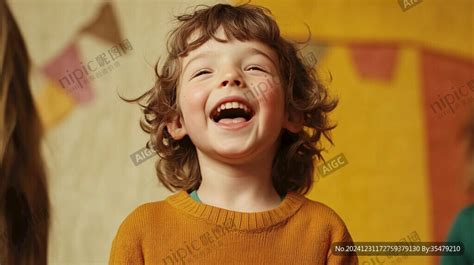 Ai创作图牙牙学语的微笑 张大嘴巴的小孩 偷笑的小孩 张开小嘴开怀大笑 大笑小孩 儿童语言发展 幼儿园笑脸 童年的微笑 儿童口才培训 快乐儿童儿 张开嘴的小孩 自闭症儿童康复中心 活泼好动的萌