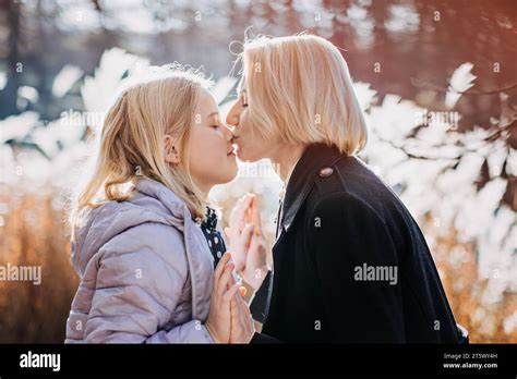 Mother And Teenage Daughter Relationship Tips For Moms Raising Teenage
