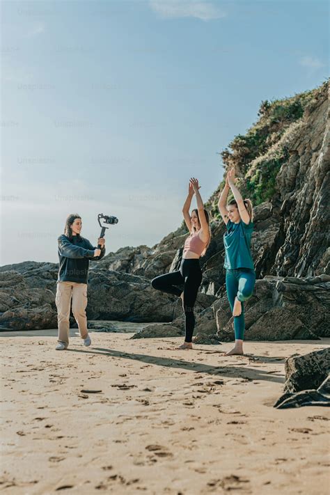 모래 사장 위에 서 있는 한 무리의 사람들 사진 Unsplash의 인플루언서 이미지