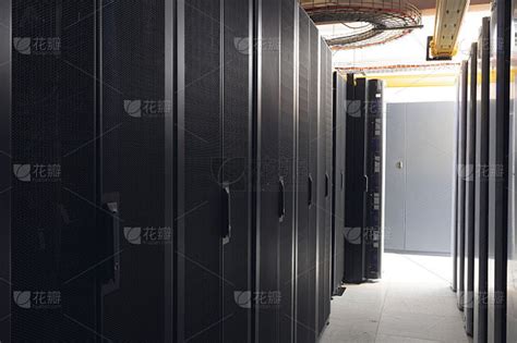 具有多行完全可操作的服务器机架的数据中心