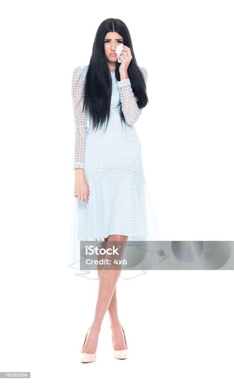 전체 길이전면 2029 세 성인 아름 다운 백인 젊은 여성여성 앞에 서 흰색 배경 착용 드레스 는 울고슬픈우울증을 느끼는슬픔시원한 태도 20 29세에 대한 스톡 사진 및