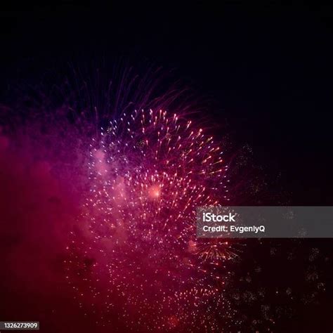 7월 4일 독립기념일 을 앞두고 밤하늘을 배경으로 다채로운 색상의 불꽃놀이 딥 블랙 백그라운드 스카이의 리얼 불꽃놀이 아름다운 불꽃놀이 쇼 0명에 대한 스톡 사진 및 기타