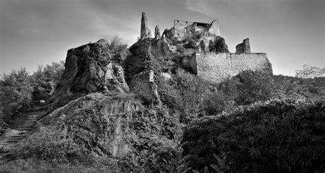 무료 이미지 나무 록 산 검정색과 흰색 사진술 언덕 기념물 성 어둠 단색화 오스트리아 경치가 좋은 농촌 지역 유적지 흑백 사진 고대 역사