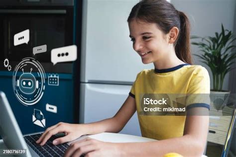 디지털 채팅 아이콘이 있는 노트북 화면에서 웃고 있는 소녀 Ai 챗봇 대화 Ai 인공 지능 오픈ai 생성 10 11세에 대한 스톡 사진 및 기타 이미지 Istock
