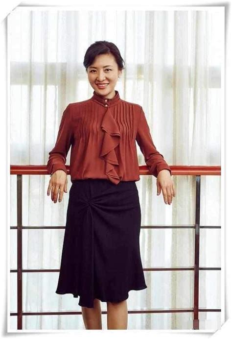 周濤真敢穿50歲挑戰白色緊身褲網友央視一姐氣質真不是吹的 壹讀