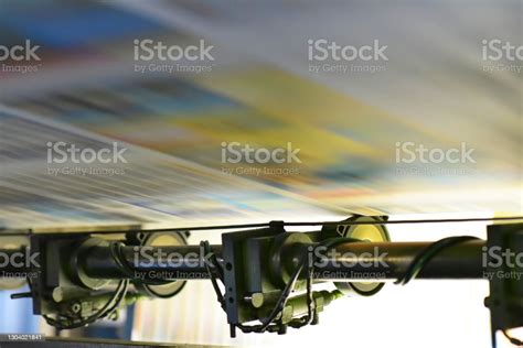 인쇄기 회사에서 오프셋 인쇄 기가 있는 컬러 신문 인쇄 인쇄기에 대한 스톡 사진 및 기타 이미지 인쇄기 프린터하기 필기용