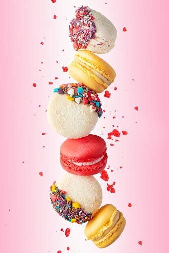 움직이는 다채로운 마카롱 쿠키 프렌치 케이크 달 콤 하 고 컬러풀 한 프렌치 마카롱이가을 이나 날아 다닐 때 분홍색 배경에 슬라이스 공중 부양에 대한 스톡 사진 및 기타