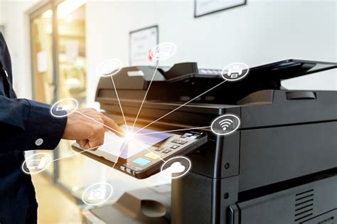 Bussiness 남자 핸드 프레스 버튼 아이콘 기술 프린터 스캐너 레이저 사무실 복사기와 프린터의 패널에 시작 개념을 제공합니다 인쇄공에 대한 스톡 사진 및 기타 이미지