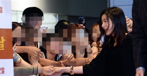 Ss포토 팬들과 반갑게 인사하는 전지현 영화 암살 Vip시사회