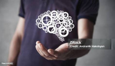 기어와 톱니바퀴 메커니즘에서 인간의 두뇌를 들고 있는 남자 개념에 대한 스톡 사진 및 기타 이미지 개념 경영자 과학 Istock