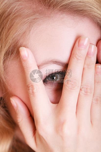 害怕被吓坏了的女人从她手指上偷看害羞的女孩用手遮住脸高清图片下载 正版图片303996486 摄图网