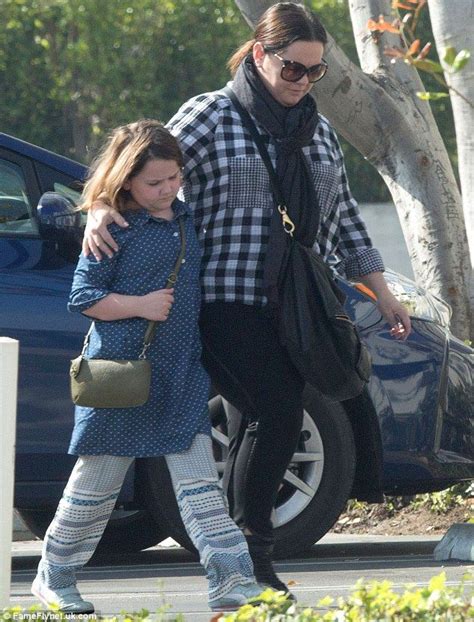 Melissa Mccarthy Wears Scarf In Hot La As She Shops With Daughter
