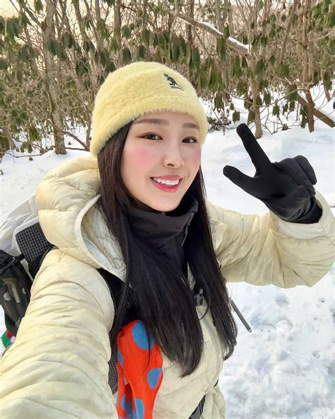 김유민 윗세오름은 삼세판이지” 눈부신 설원 위를 걸을 때마다 시간을 거슬러 가는 기분 발자국이 닿는 곳마다 흔적들 그리고 바람 속에 스며드는 고요한 속삭임 너무