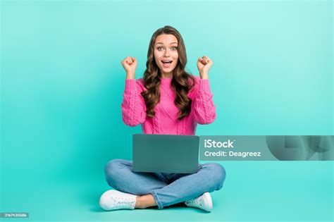 반짝이는 행운의 아가씨 옷을 입은 니트 풀오버 우승 게임 애플 삼성 장치 절연 청록색 배경의 전체 길이 사진 30 34세에 대한 스톡 사진 및 기타 이미지 Istock