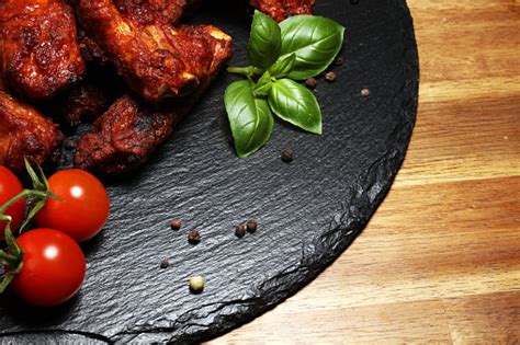 여름 Bbq에서 매운 뜨거운 구운 여분의 갈비는 빈티지 커팅 보드에 신선한 토마토와 함께 제공 0명에 대한 스톡 사진 및 기타 이미지 Istock