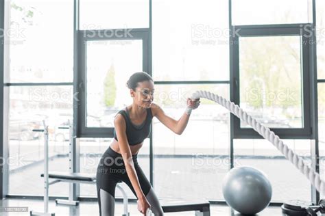 체육관에서 배틀 로프와 함께 운동 하는 아프리카계 미국인 여자를 웃 고 건강한 생활방식에 대한 스톡 사진 및 기타 이미지 건강한 생활방식 교차 훈련법 미소 Istock