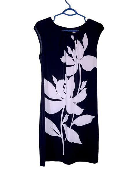 Плаття із квіткою — ціна 157 грн у каталозі Сукні міді Купити жіночі речі за доступною ціною на