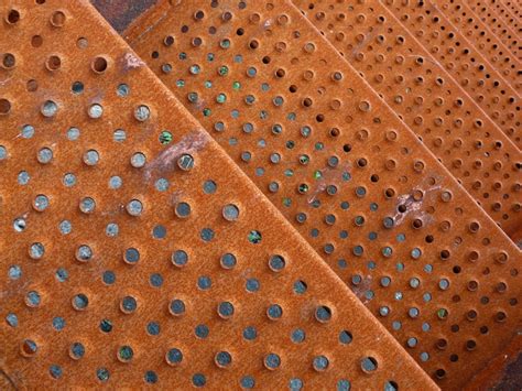 무료 이미지 목재 조직 잎 바닥 지붕 계단 걸음 천장 무늬 선 금속 산업의 벽돌 자료 원 디자인 녹슨 모양 천공 된 구멍 뚫기